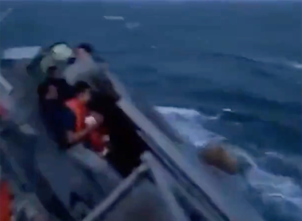 Cameras Capture Moments Before Warship Sinks in Heavy Seas