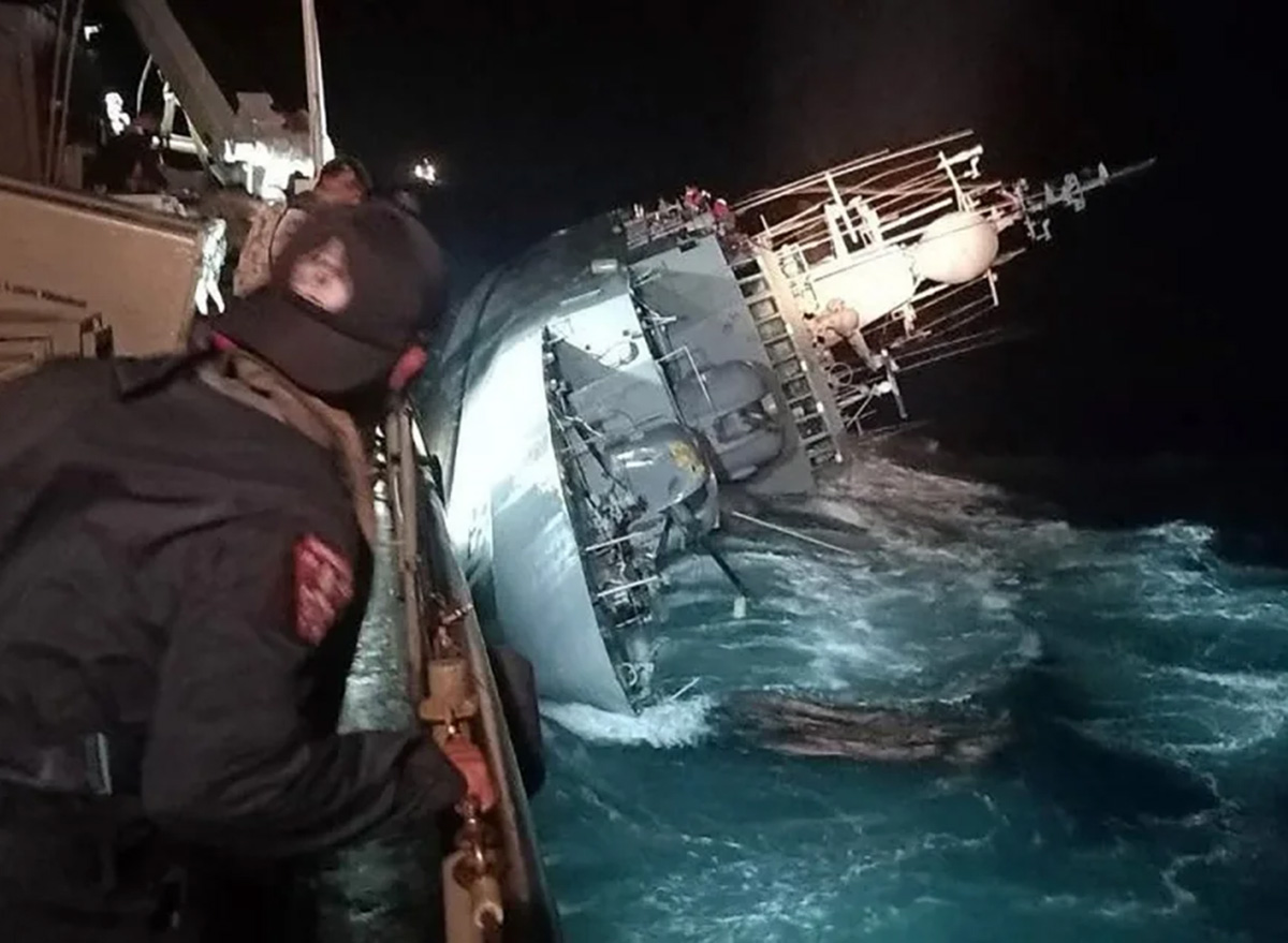 Cameras Capture Moments Before Warship Sinks in Heavy Seas