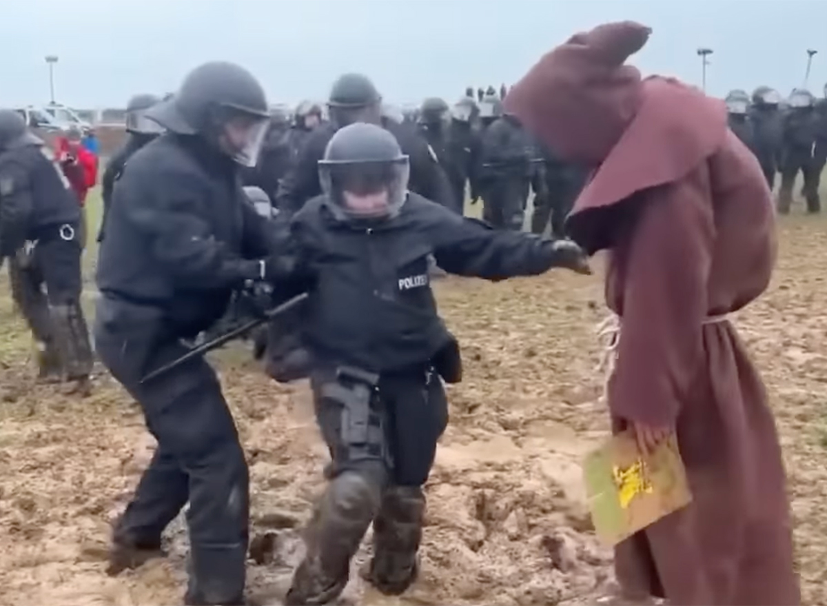 Police Officers Trapped in Mud are Taunted by "Wizard" at Protest