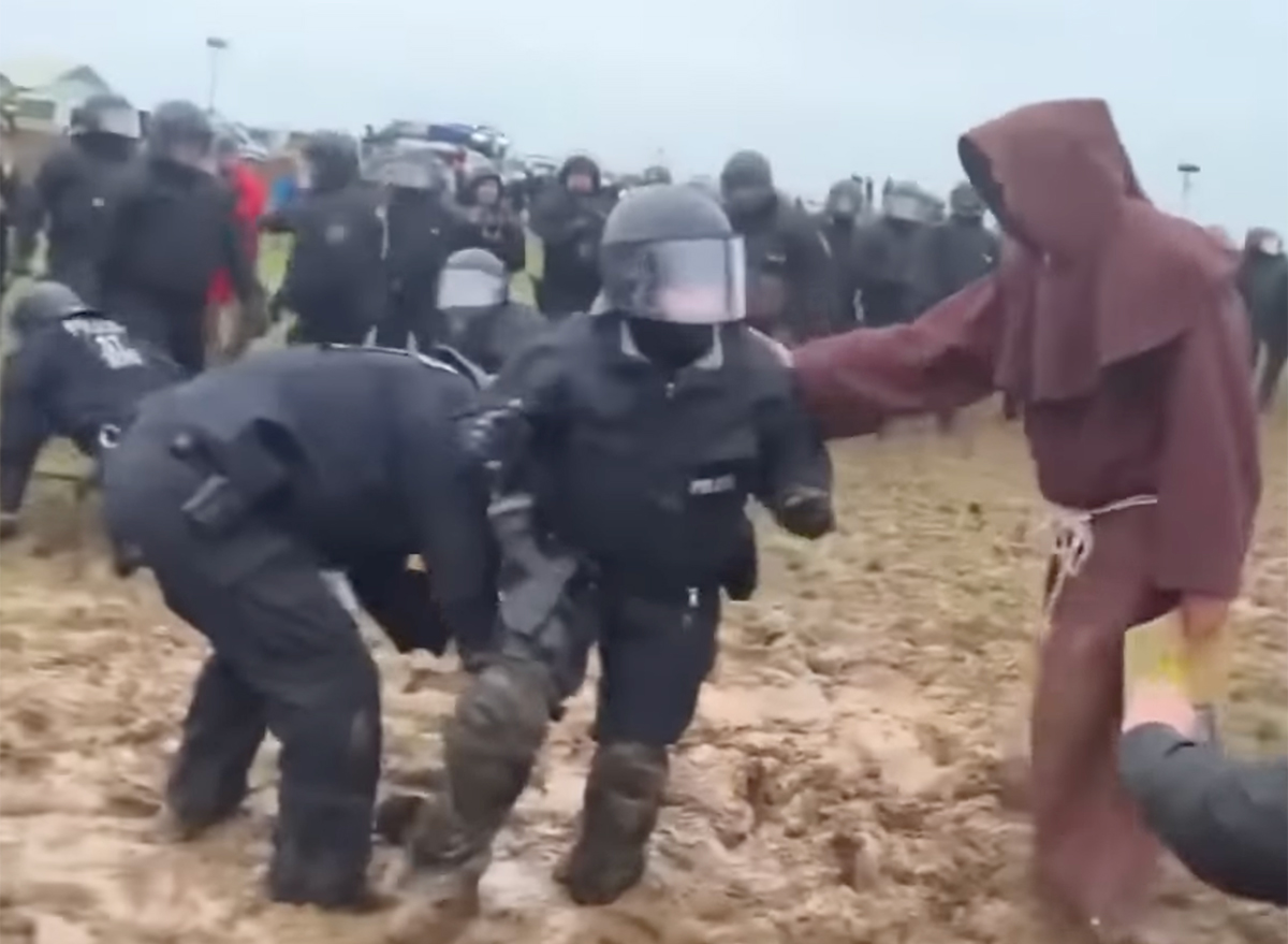Police Officers Trapped in Mud are Taunted by "Wizard" at Protest