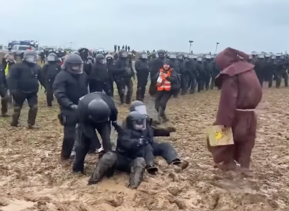 Police Officers Trapped in Mud are Taunted by "Wizard" at Protest