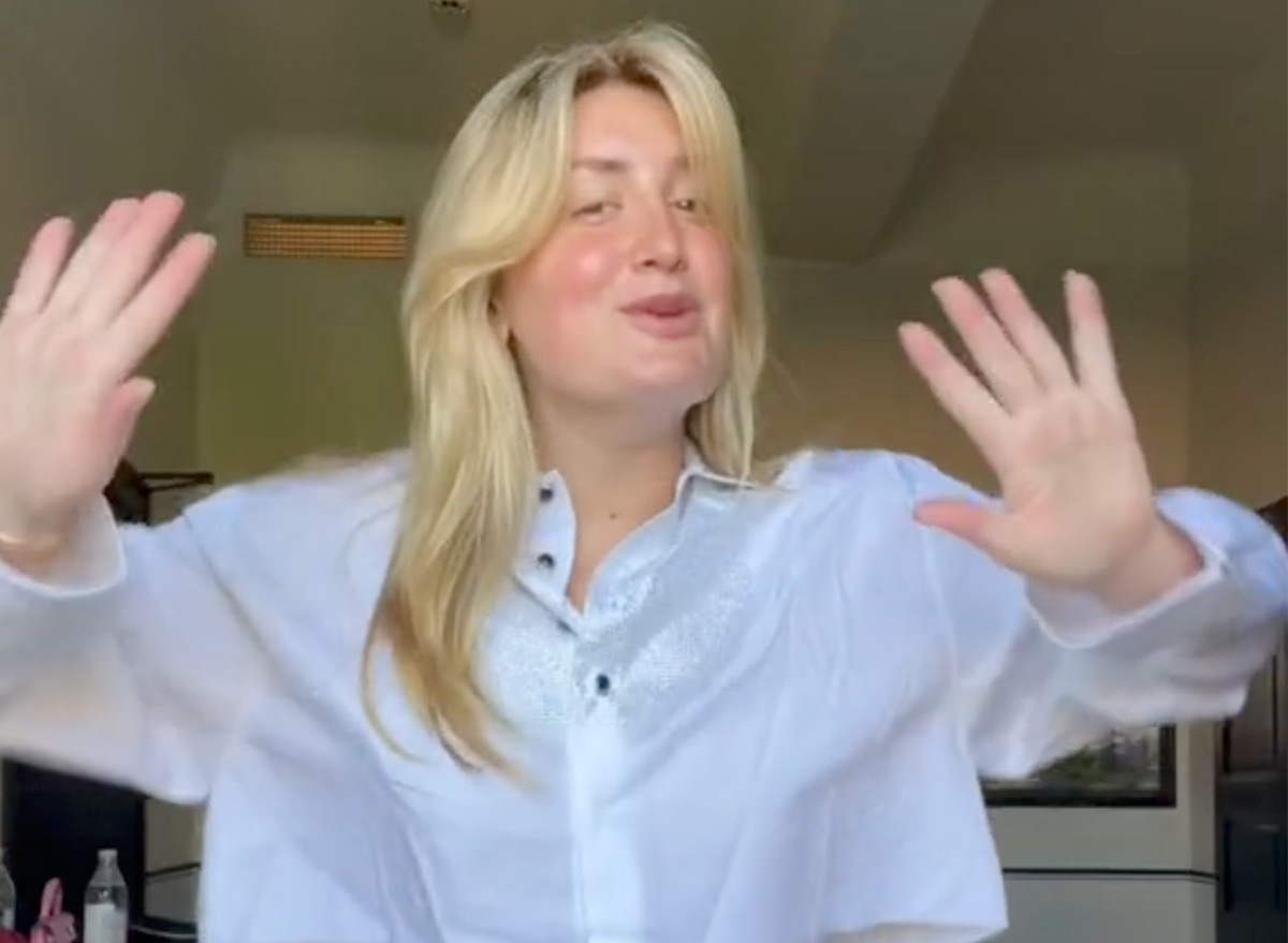 Influencer Refuses to Switch Seats so Family Can Sit Together