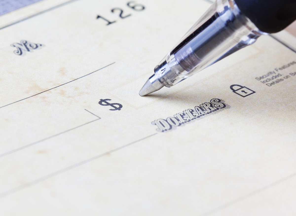 15 Things to Never Keep in Your Purse, as Thefts Rise