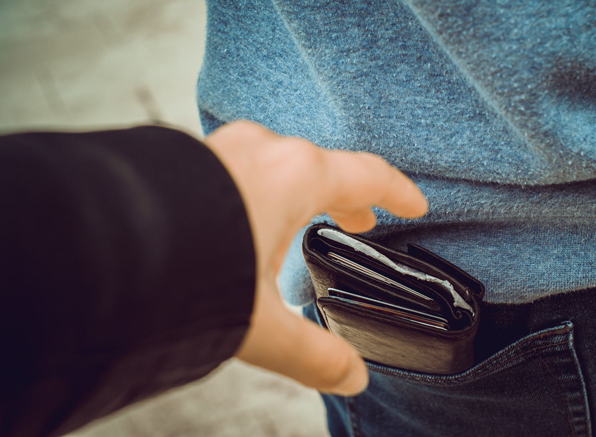 11 Things to Never Keep in Your Wallet, As Thefts Rise